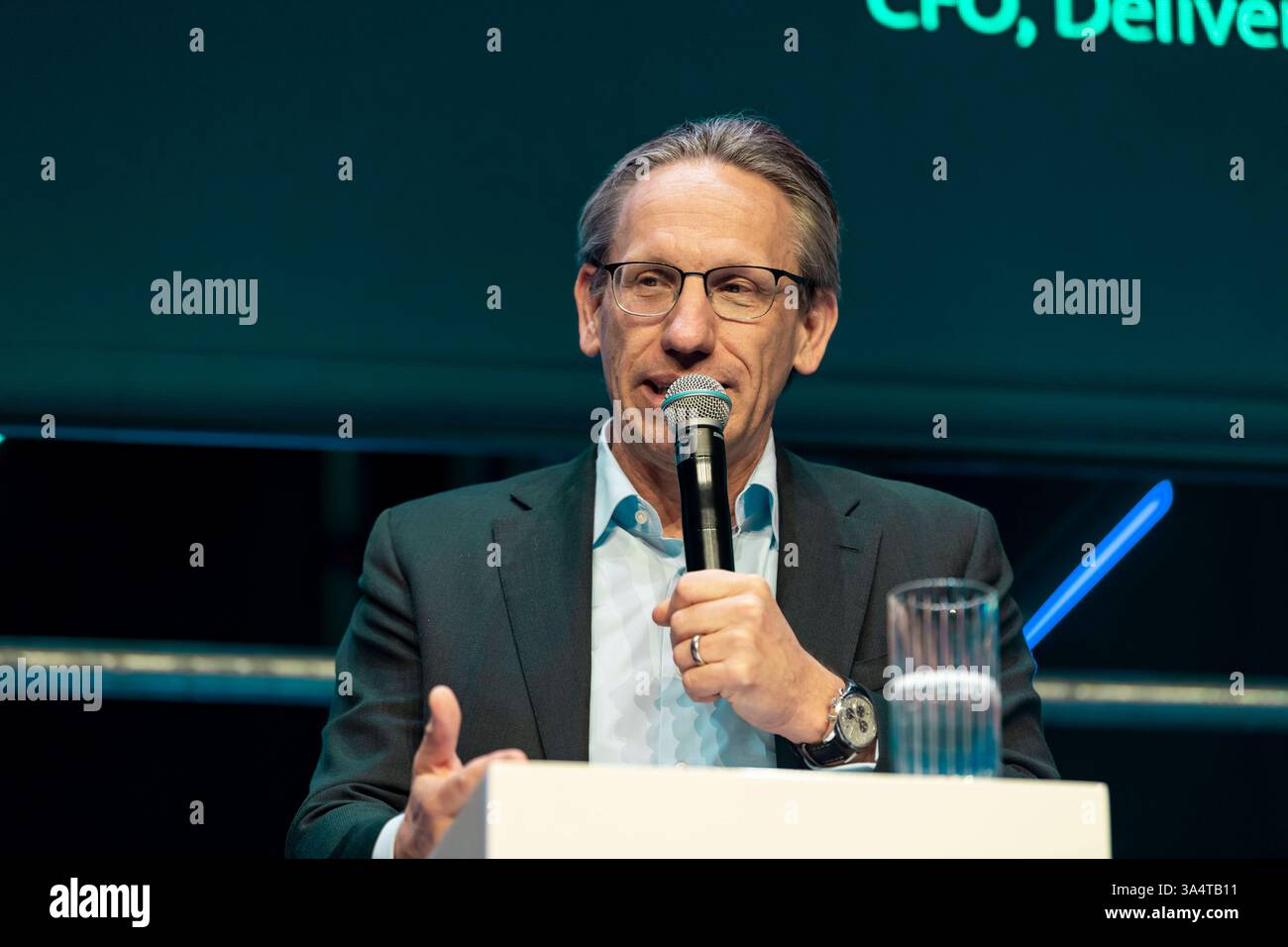 TRANSFORM 2025 Dr. Jörg Kukies, Bundesminister der Finanzen, diskutiert ...