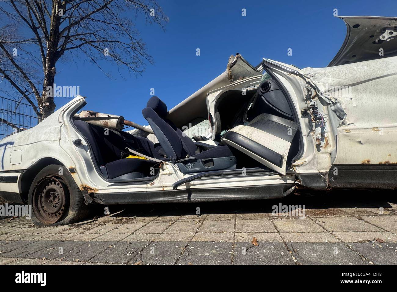 Autounfall,ein ramponierter PKW, Totalschaden,Schrottauto,Schrott ...