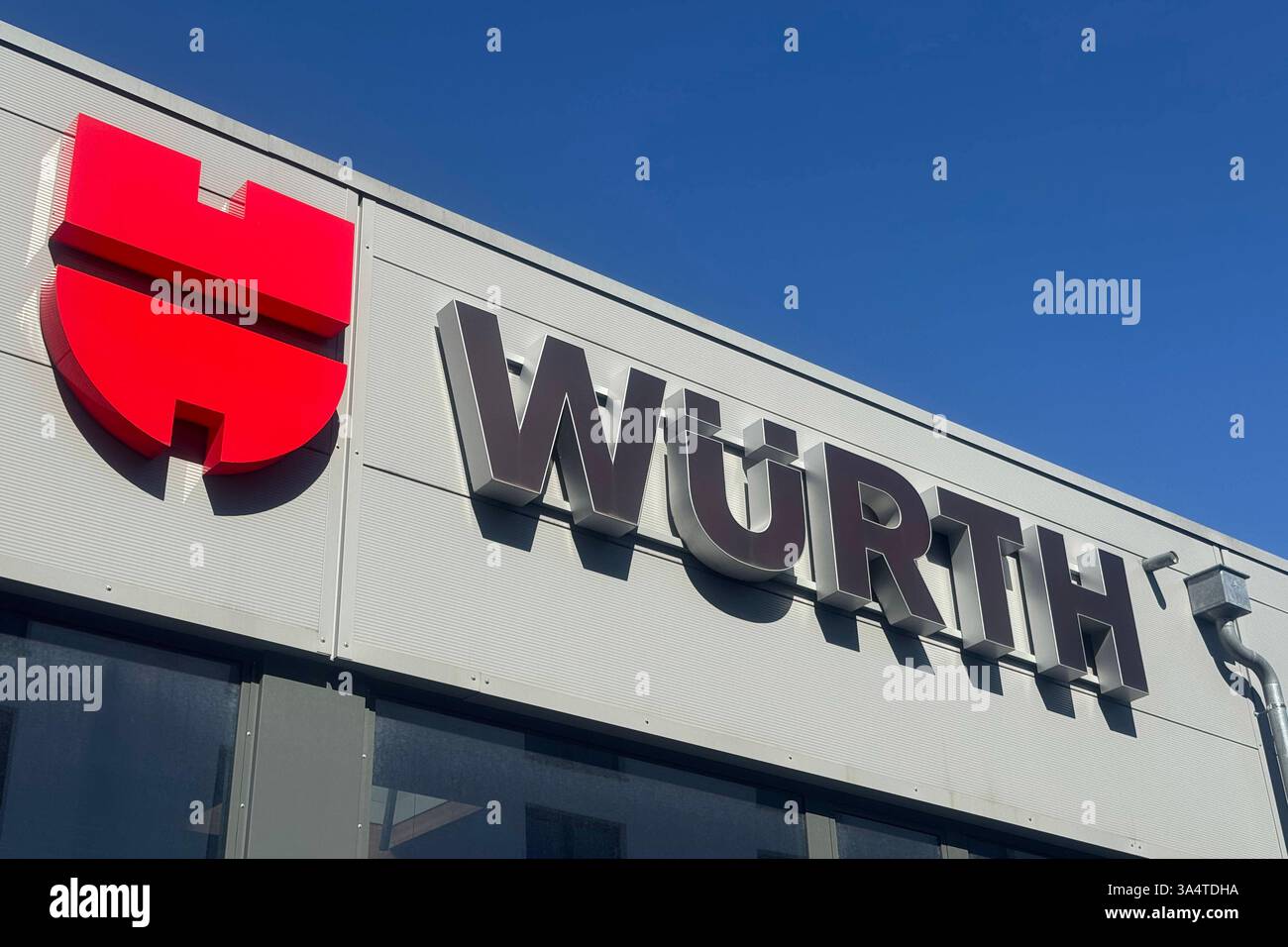 WUERTH Gruppe. Firmenlogo an einer Wuerth Niederlassung, *** WUERTH ...
