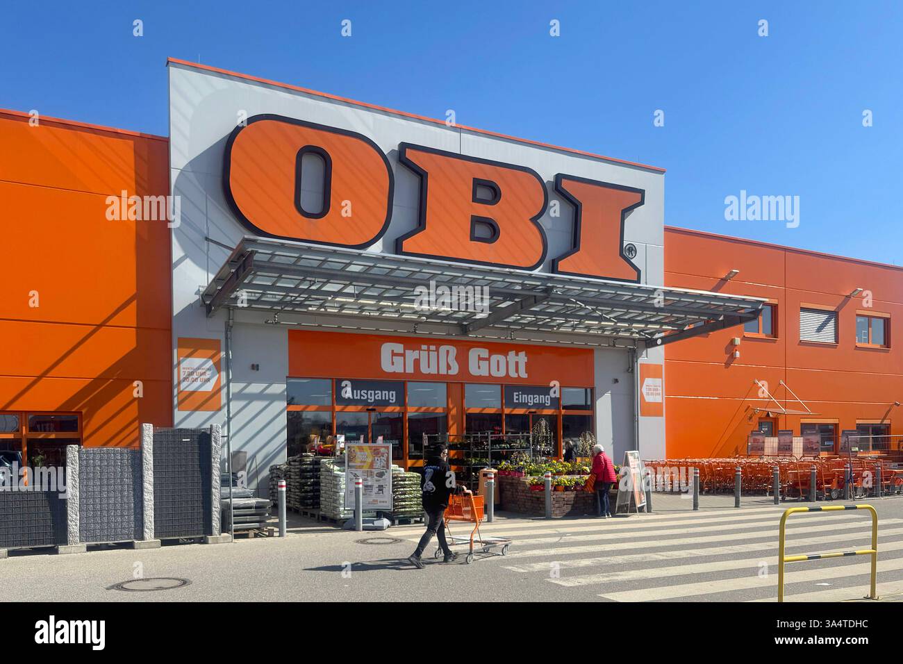 Baumarktkette OBI,Baumarkt, Aussenansicht einer Filiale in Muenchen mit ...