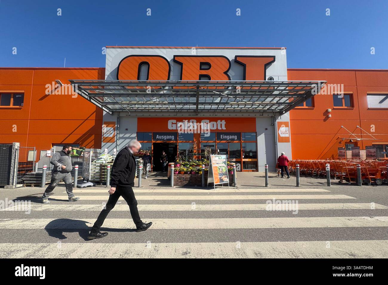 Baumarktkette OBI,Baumarkt, Aussenansicht einer Filiale in Muenchen mit ...