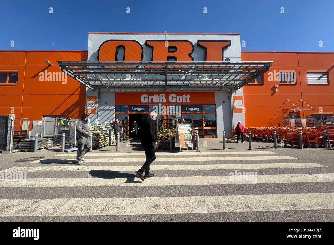 Baumarktkette OBI,Baumarkt, Aussenansicht einer Filiale in Muenchen mit ...