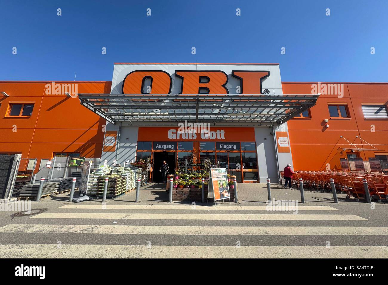 Baumarktkette OBI,Baumarkt, Aussenansicht einer Filiale in Muenchen mit ...