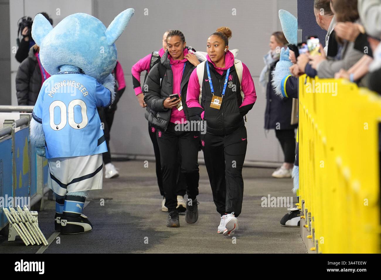 Chelsea's Lauren James (right) and team-mates arrive at the stadium ...