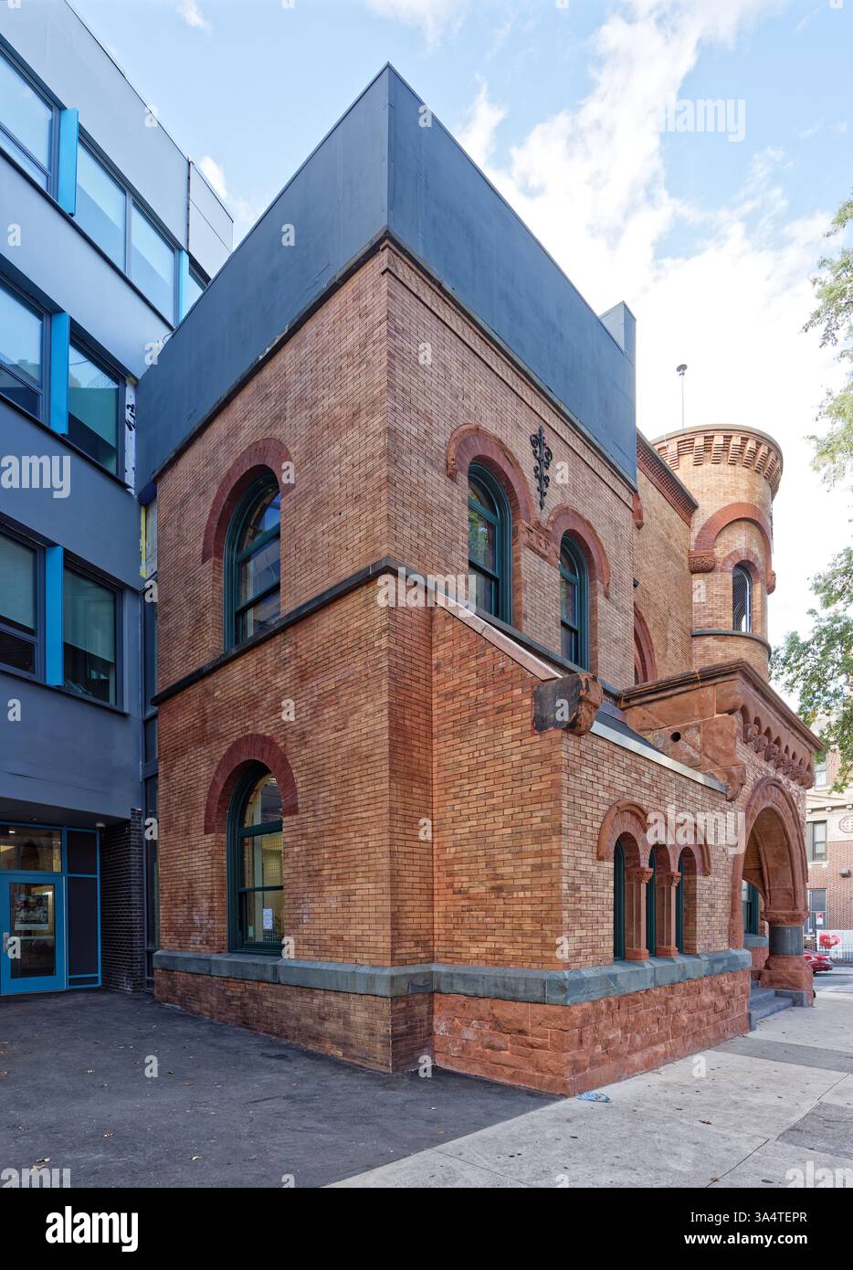 68th police precinct station house and stable hi-res stock photography ...