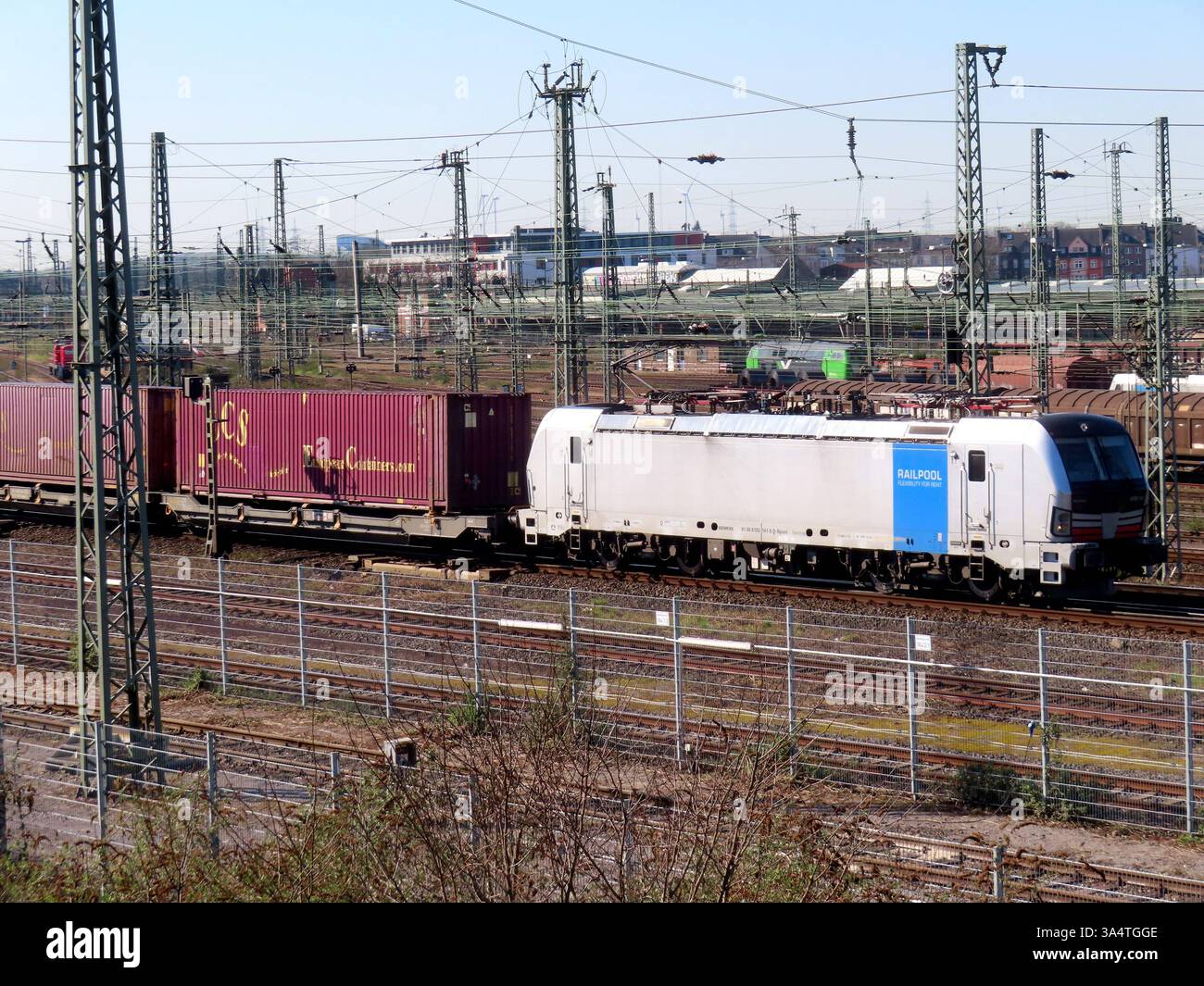 zahlreiche Gueterzuege durchfahren Tag und Nacht den Hauptbahnhof Neuss ...