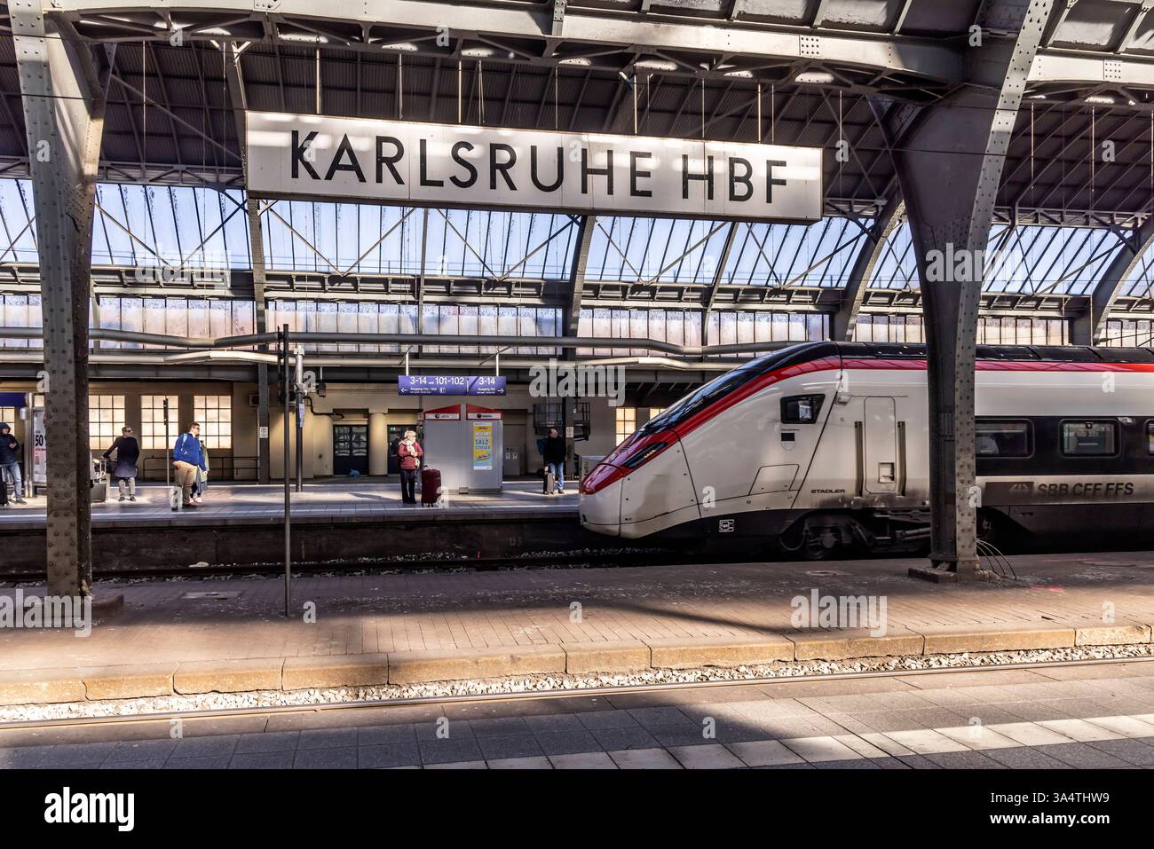 Hauptbahnhof Karlsruhe mit Intercity Eurocity der SBB, Bahnsteig und ...