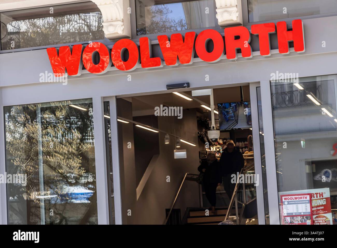 Logo von Woolworth am Ladengeschäft in Baden-Baden. // 18.03.2025 ...