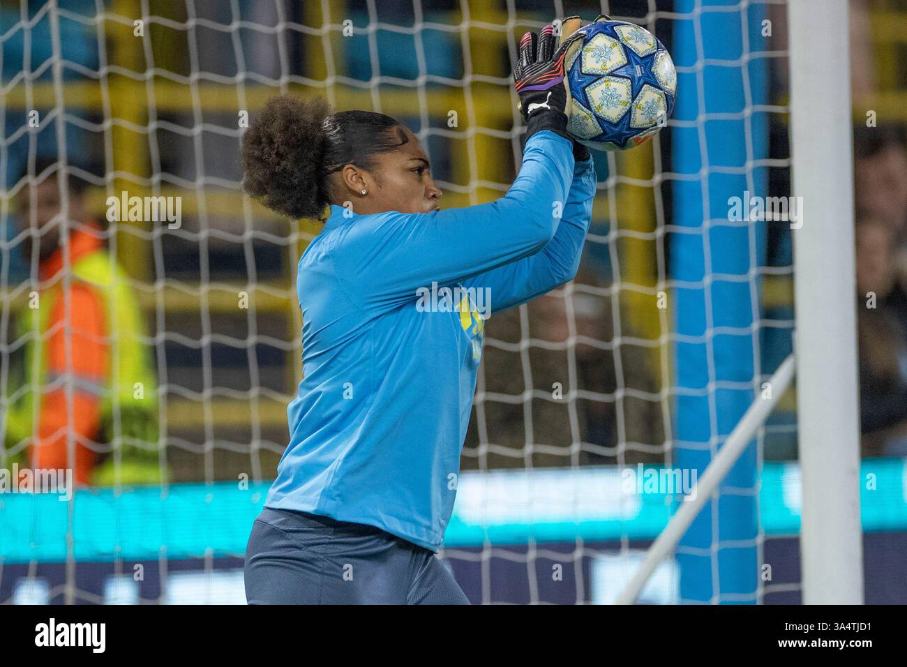 Khiara Keating #35 (GK) of Manchester City W.F.C.during the pre-match ...