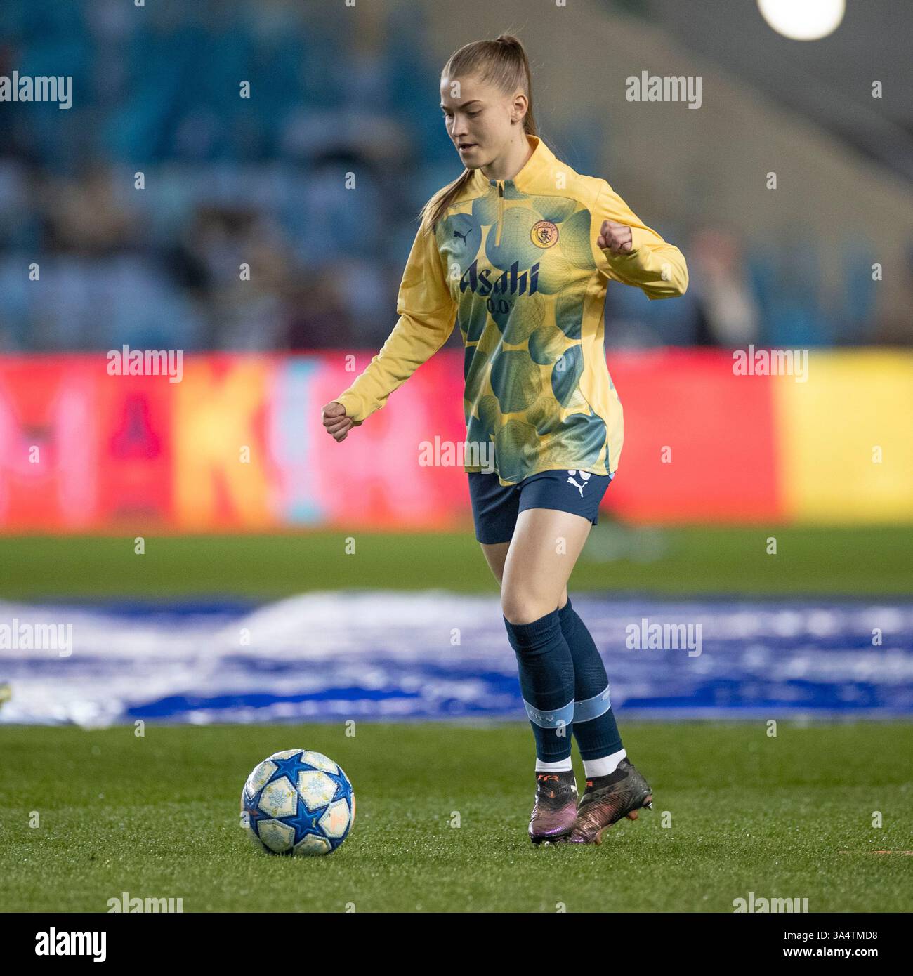 Jessica Park #16 of Manchester City W.F.C.during the pre-match warm-up ...