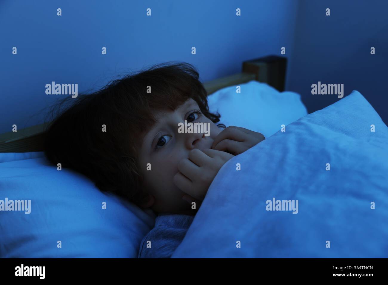 Boy child scared dark hi-res stock photography and images - Alamy