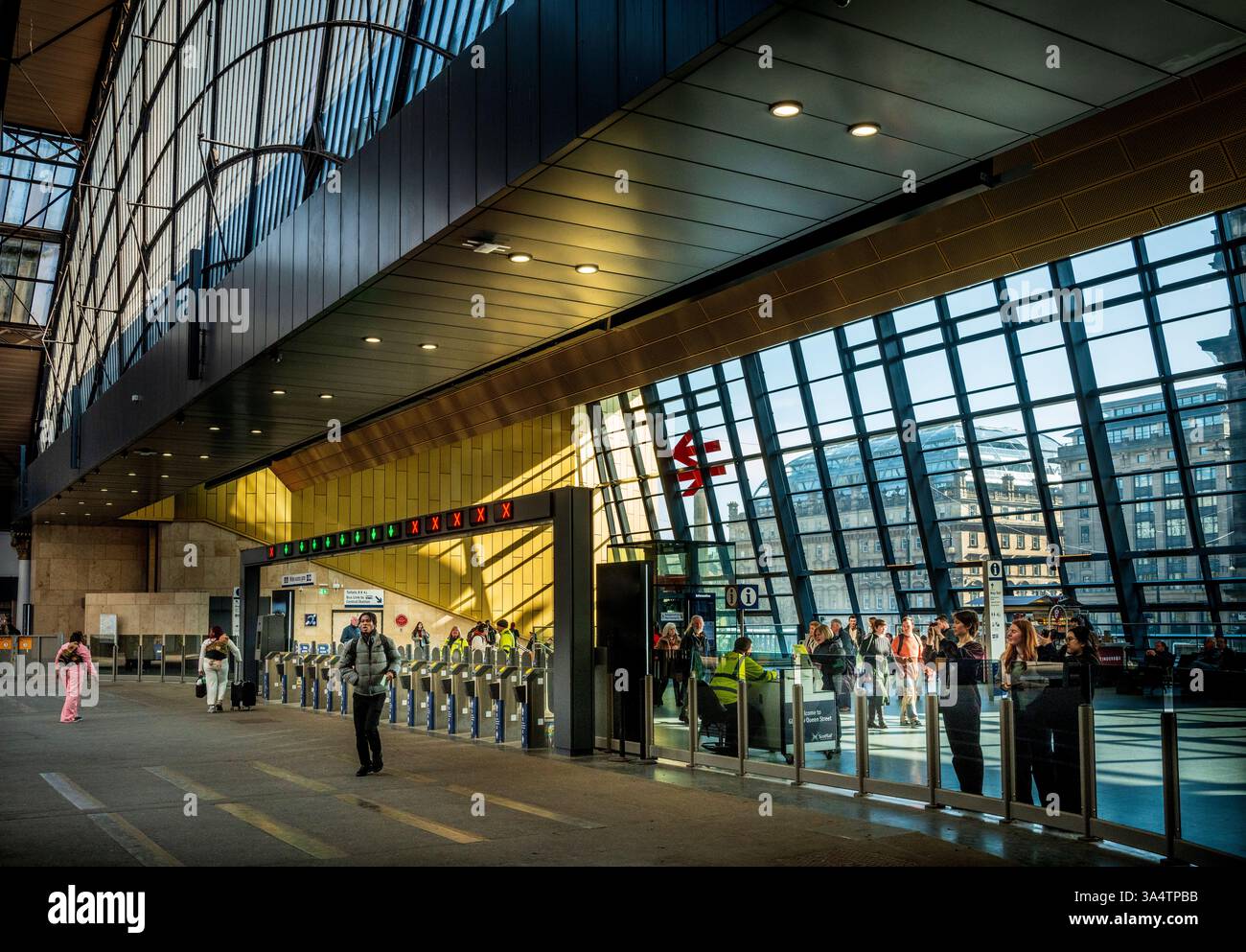 The main concourse at Glasgow Queen Street station, Glasgow, Scotland ...