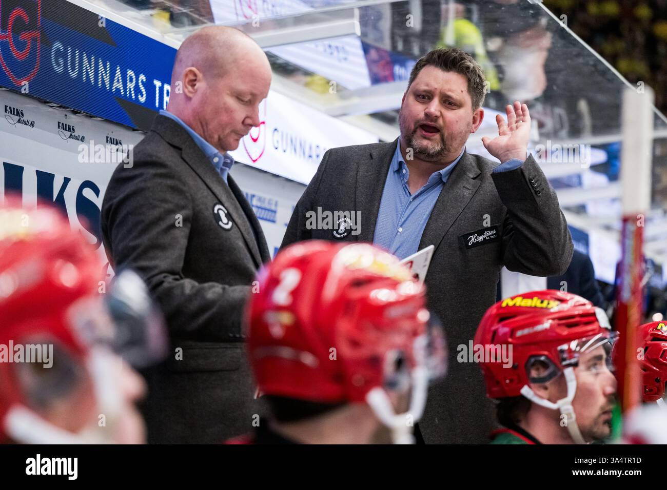 250319 Modos tränare Mattias Karlin under match tre i kvalet till SHL ...