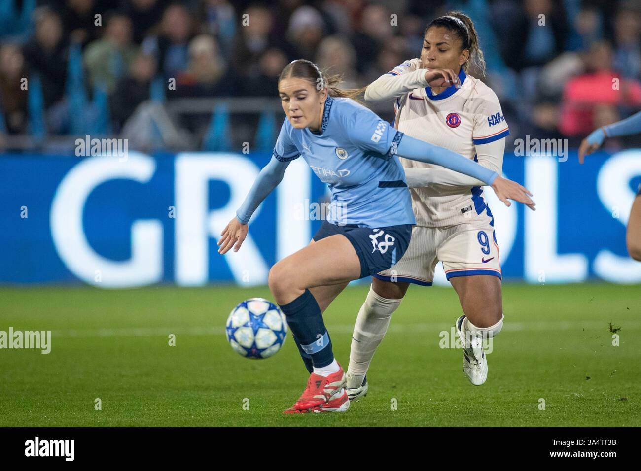Gracie Prior #28 of Manchester City W.F.C.in possession of the ball ...