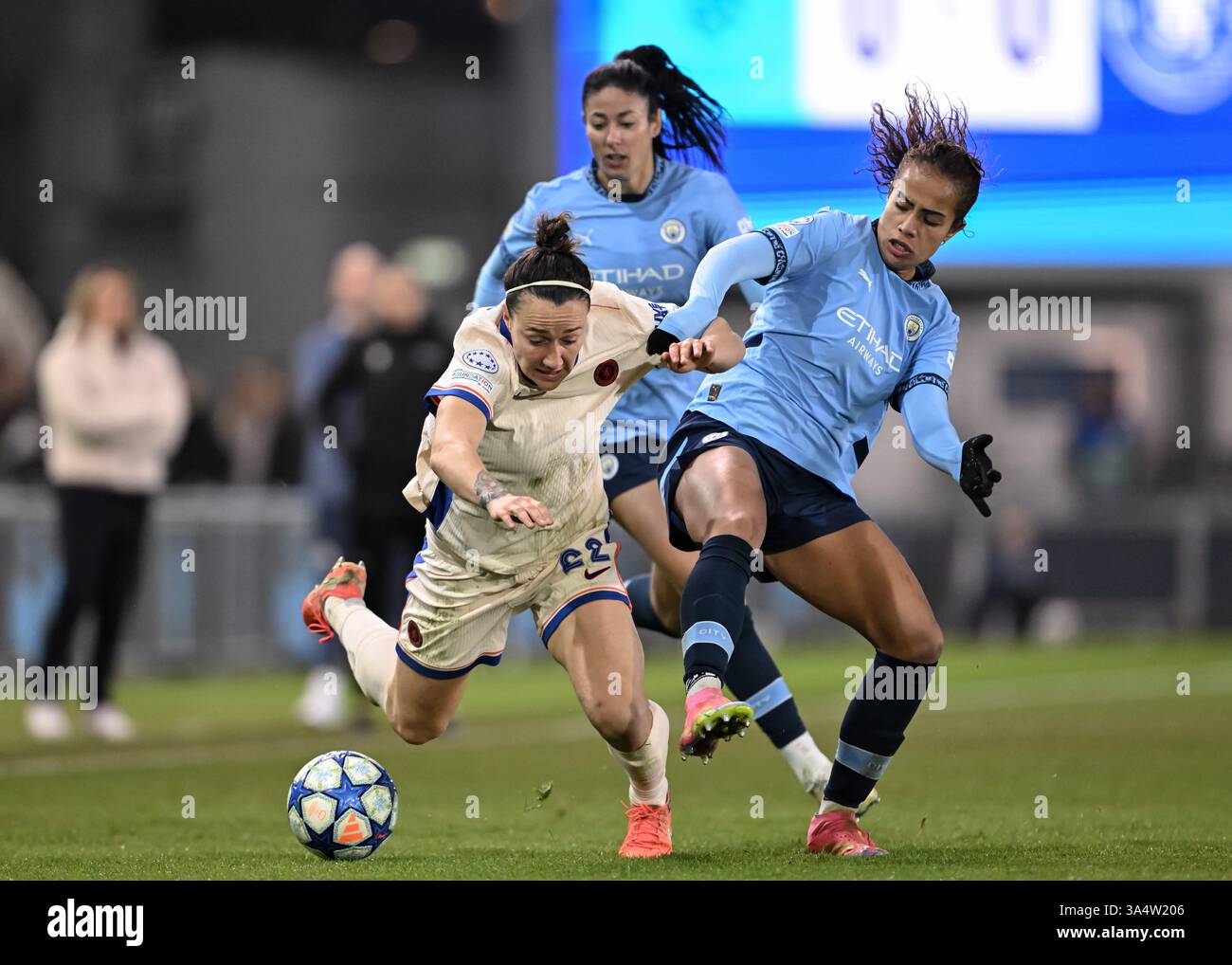 Manchester, UK. 19th Mar, 2025. Mary Fowler of Manchester City fouls ...