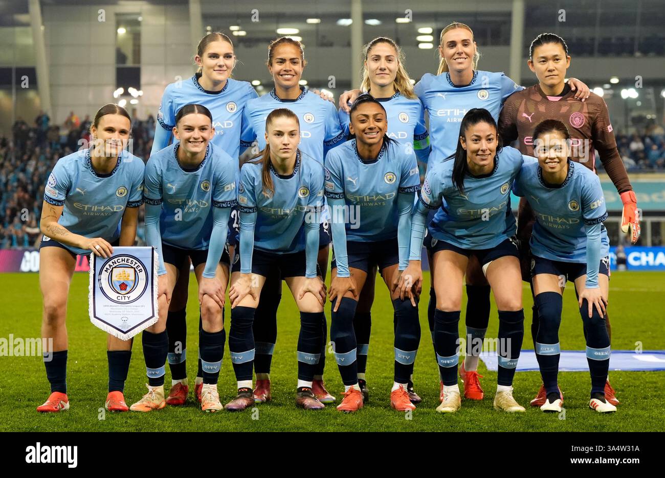 Manchester City players line up, back row from left, Gracie Prior, Mary ...