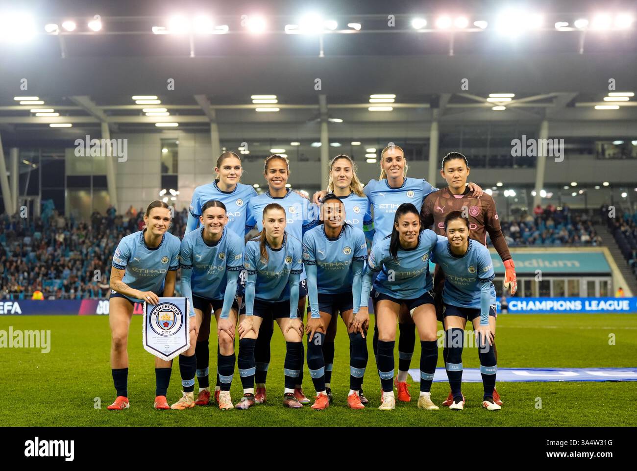 Manchester City players line up, back row from left, Gracie Prior, Mary ...