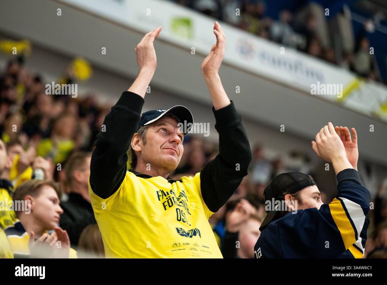 250319 Publik under match tre i kvalet till SHL mellan HV71 och Modo ...