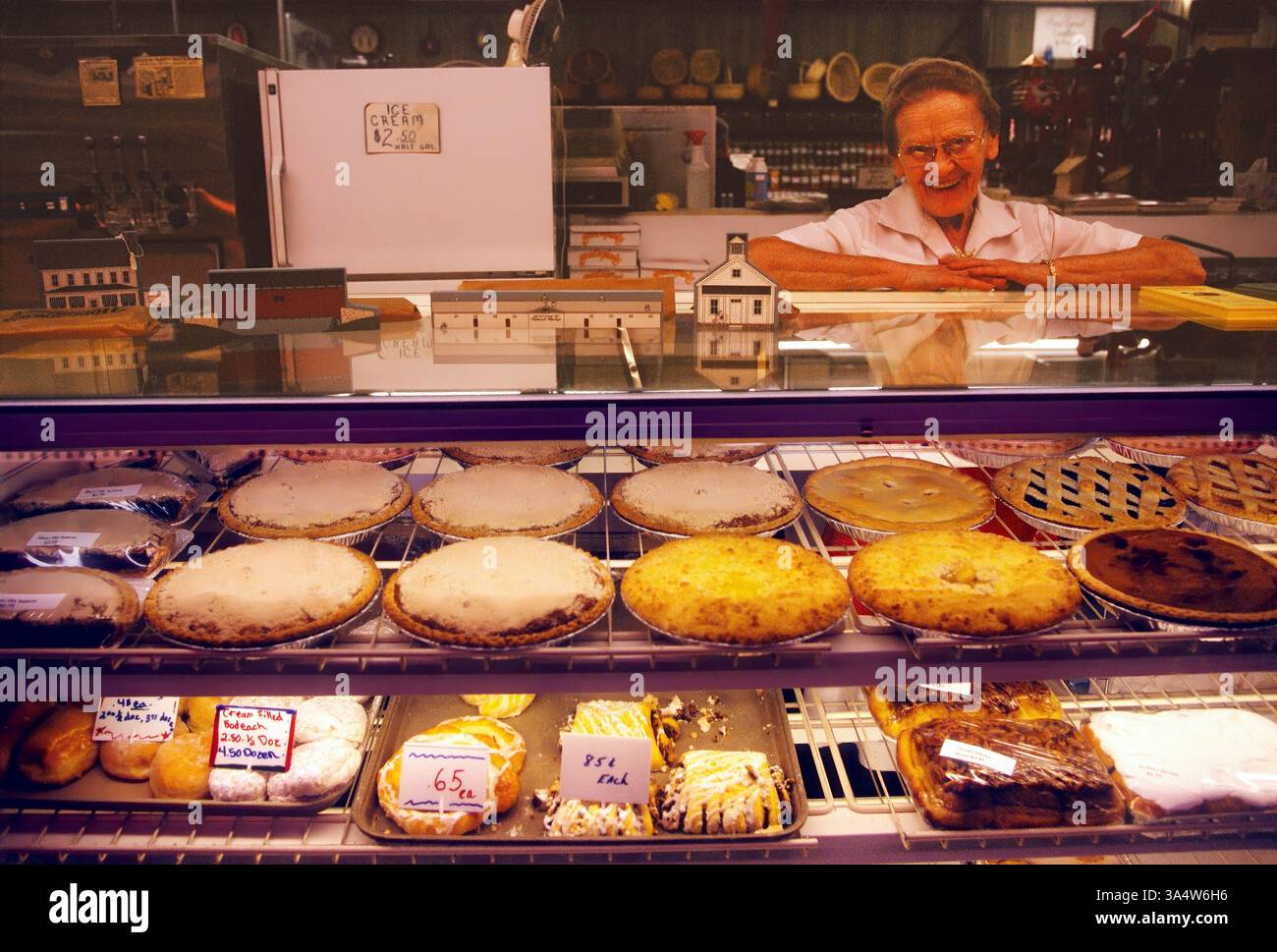 Pies selling hi-res stock photography and images - Alamy