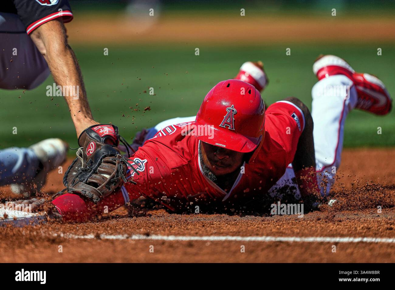 Los Angeles Angels' Tim Anderson dives safely under the pick off ...