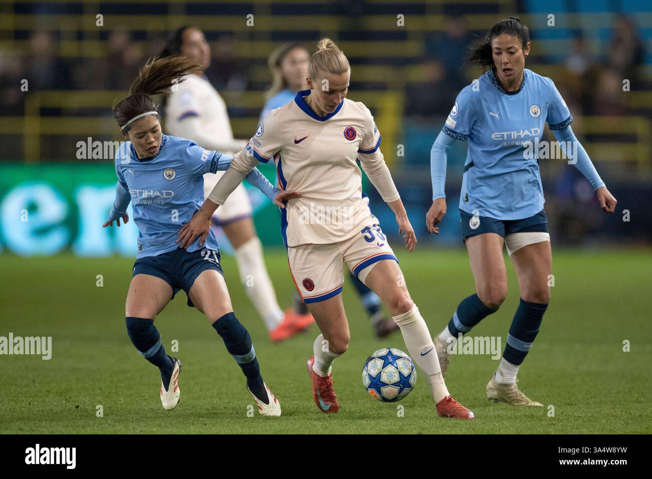 Aggie Beever-Jones #33 of Chelsea F.C women in possession of the ball ...