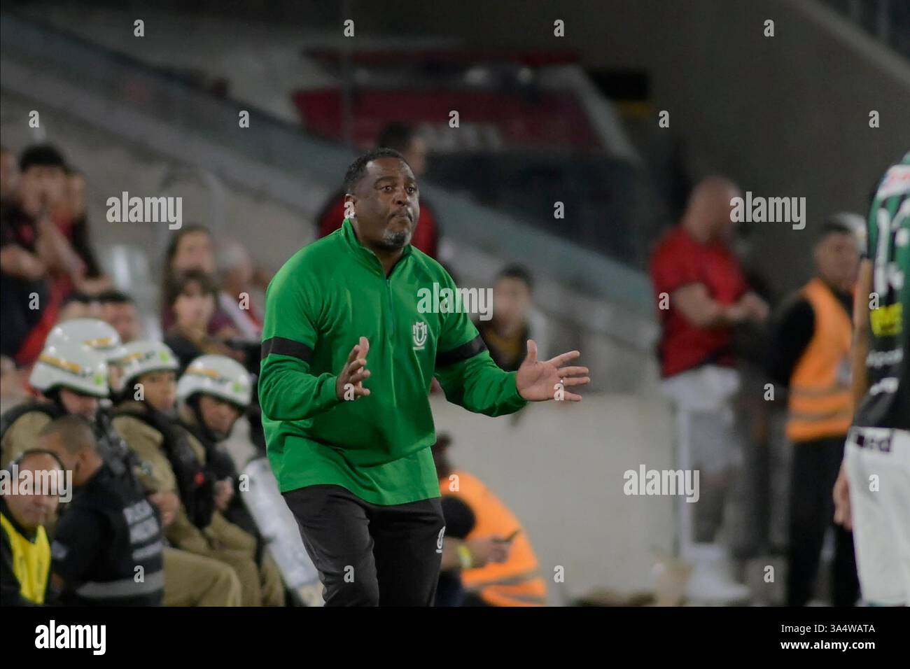 CURITIBA, PR - 19.03.2025: ATHLETICO E MARINGÁ - Coach Jorge Castilho during Athletico and ...