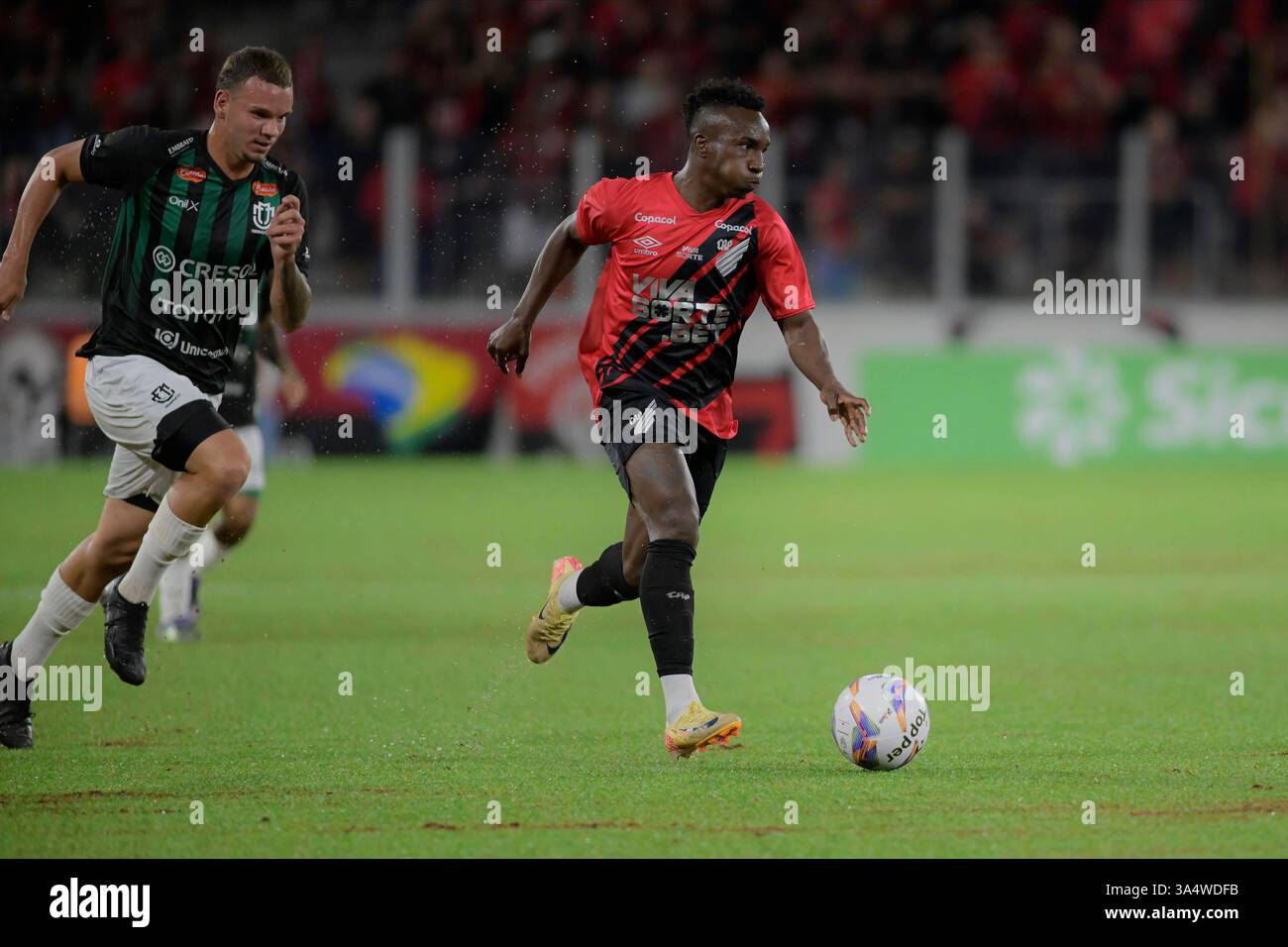 CURITIBA, PR - 19.03.2025: ATHLETICO E MARINGÁ - Kevin Velasco during Athletico and Maringá ...