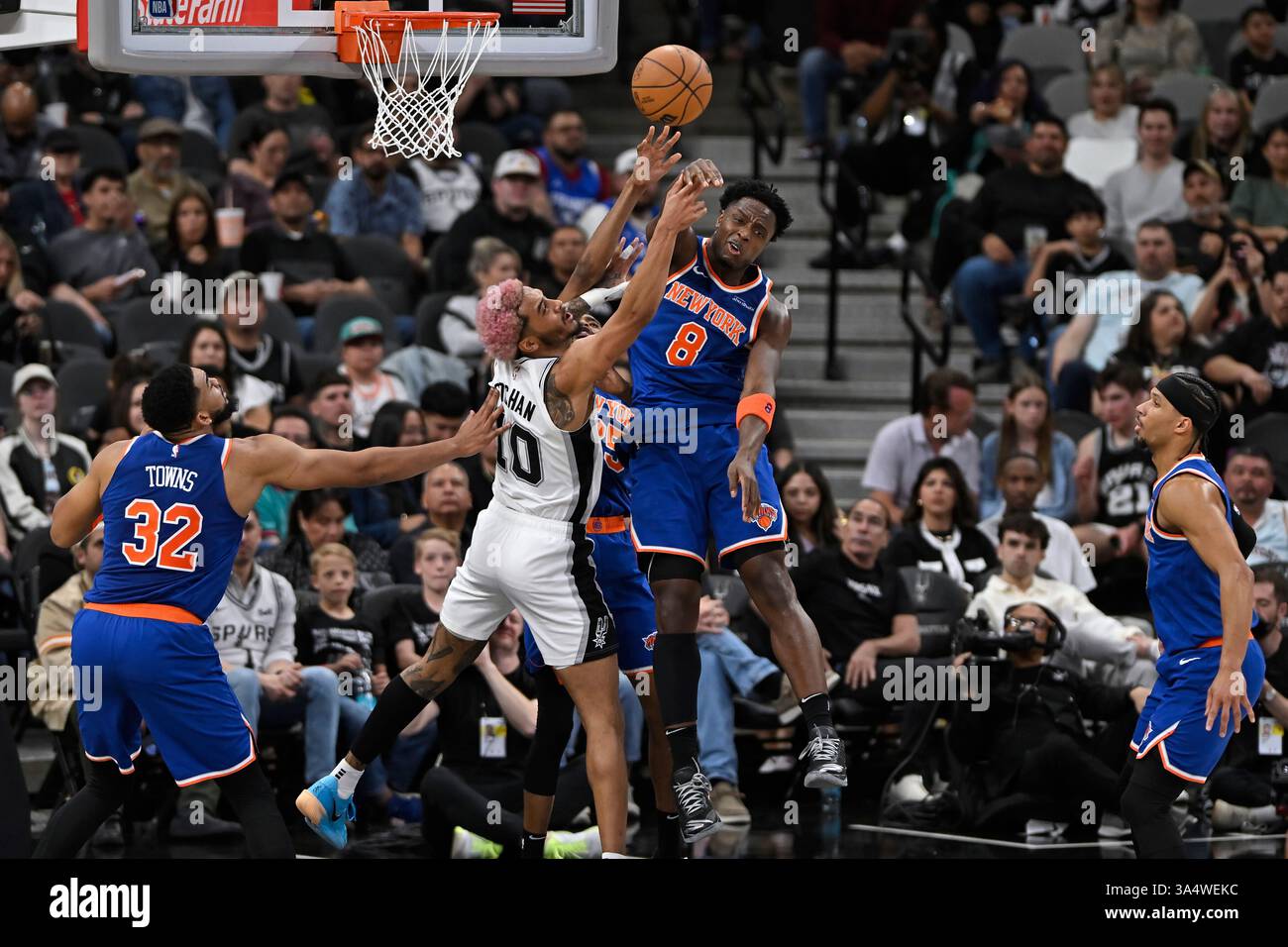 New York Knicks guard O.G. Anunoby (8) swats the ball away from San ...
