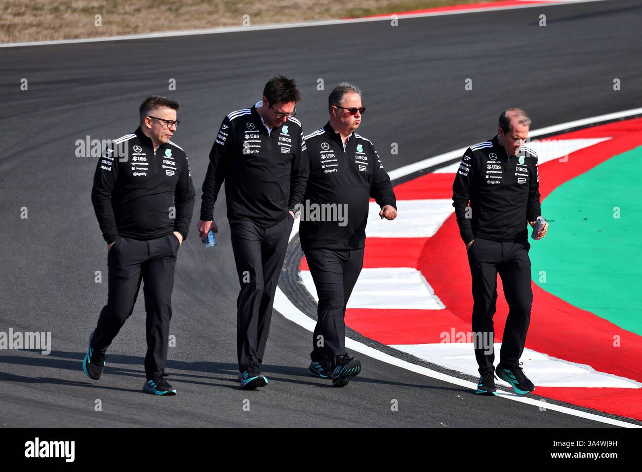 (L to R): Peter Bonnington (GBR) Mercedes AMG F1 Race Engineer; Andrew ...