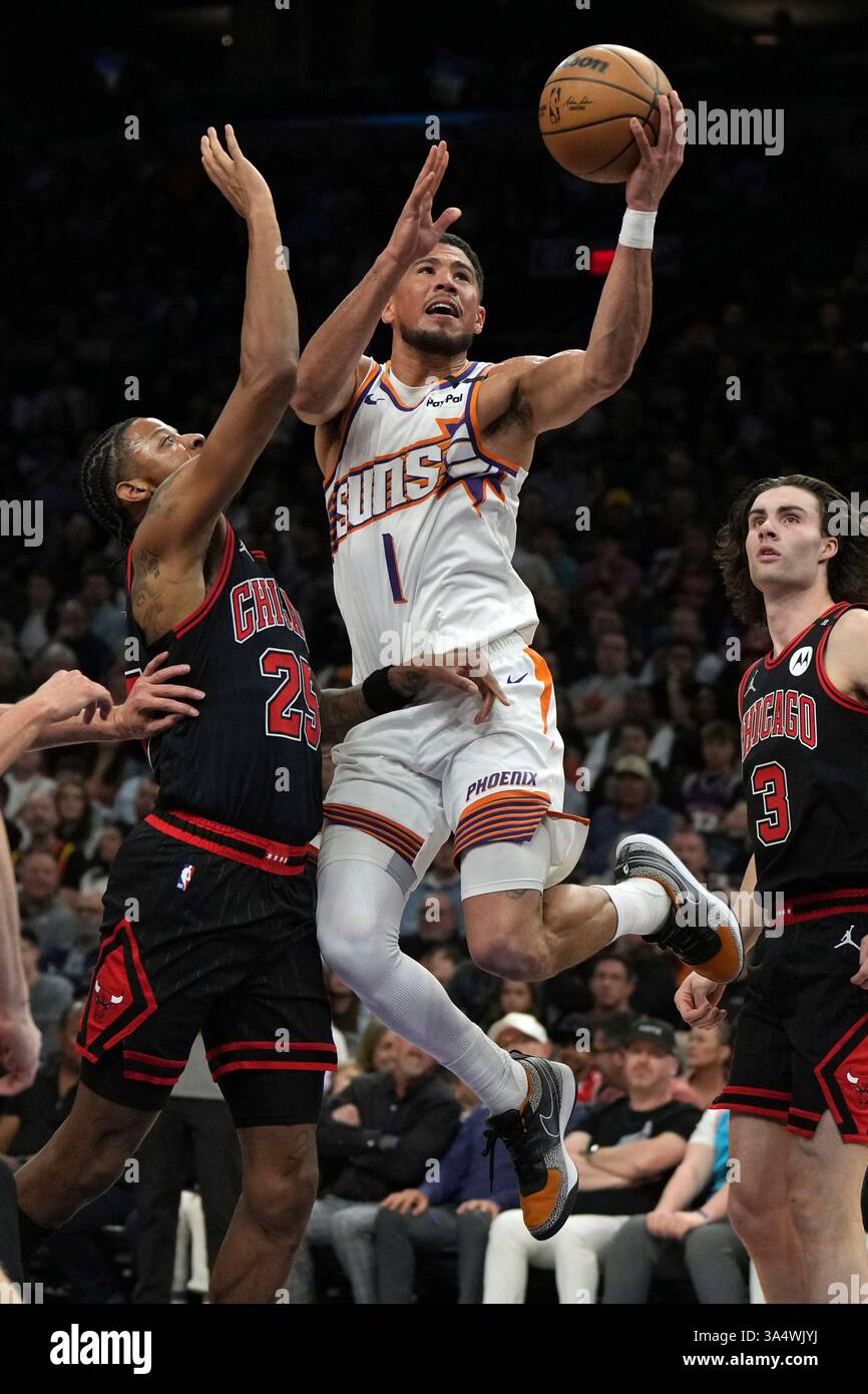Phoenix Suns guard Devin Booker (1) drives between Chicago Bulls ...