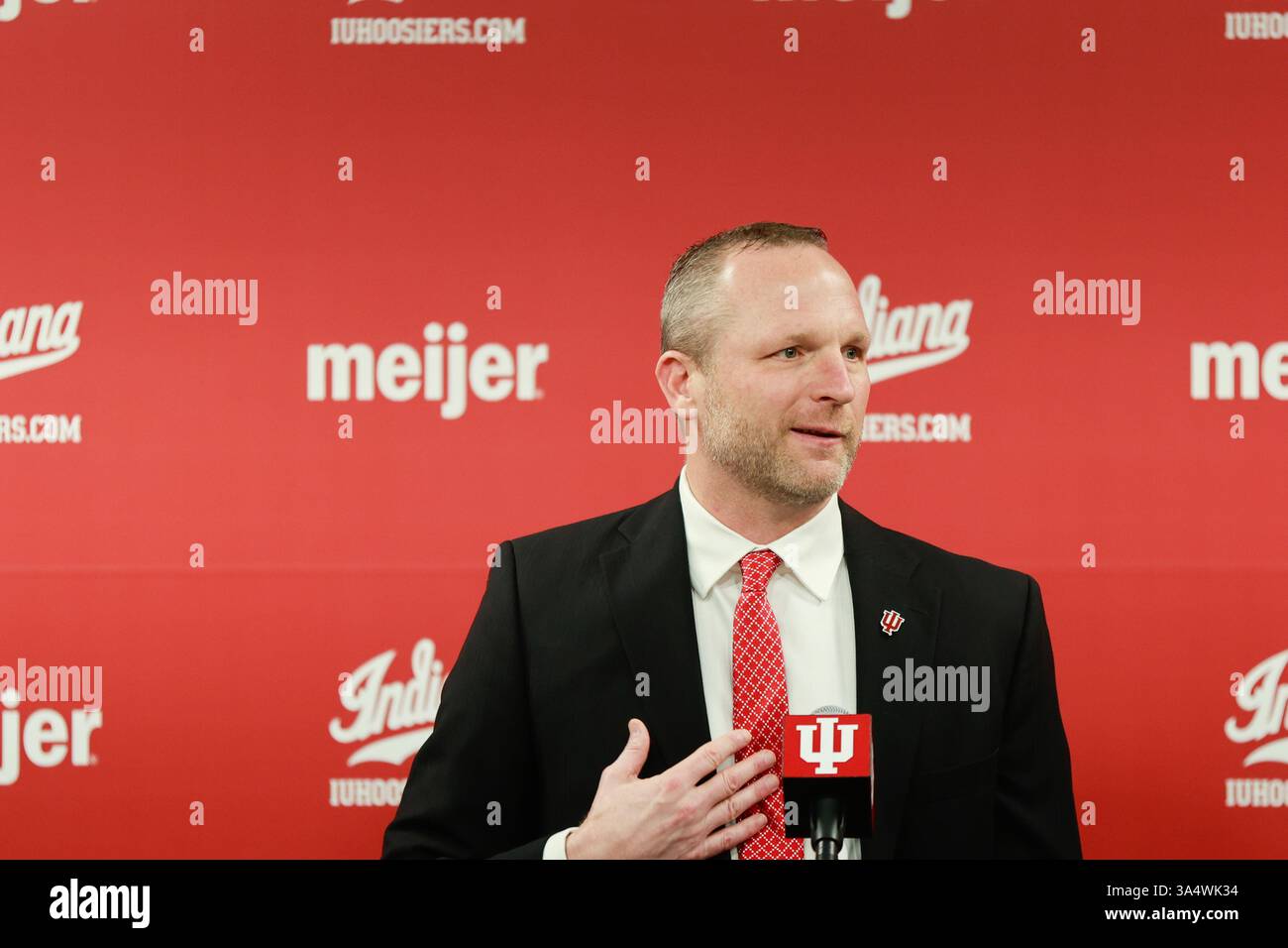 Indiana University Basketball coach Darian DeVries who was hired this ...