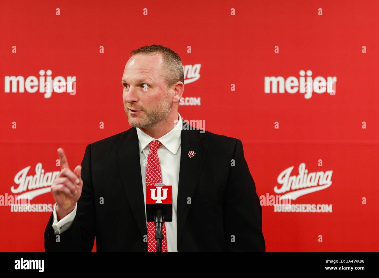 Indiana University Basketball coach Darian DeVries who was hired this ...