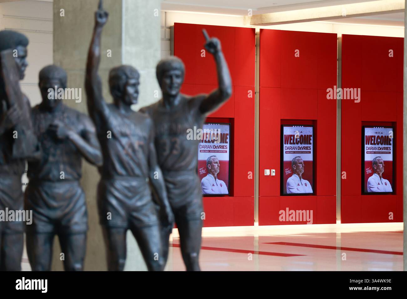 Indiana University Basketball coach Darian DeVries who was hired this ...