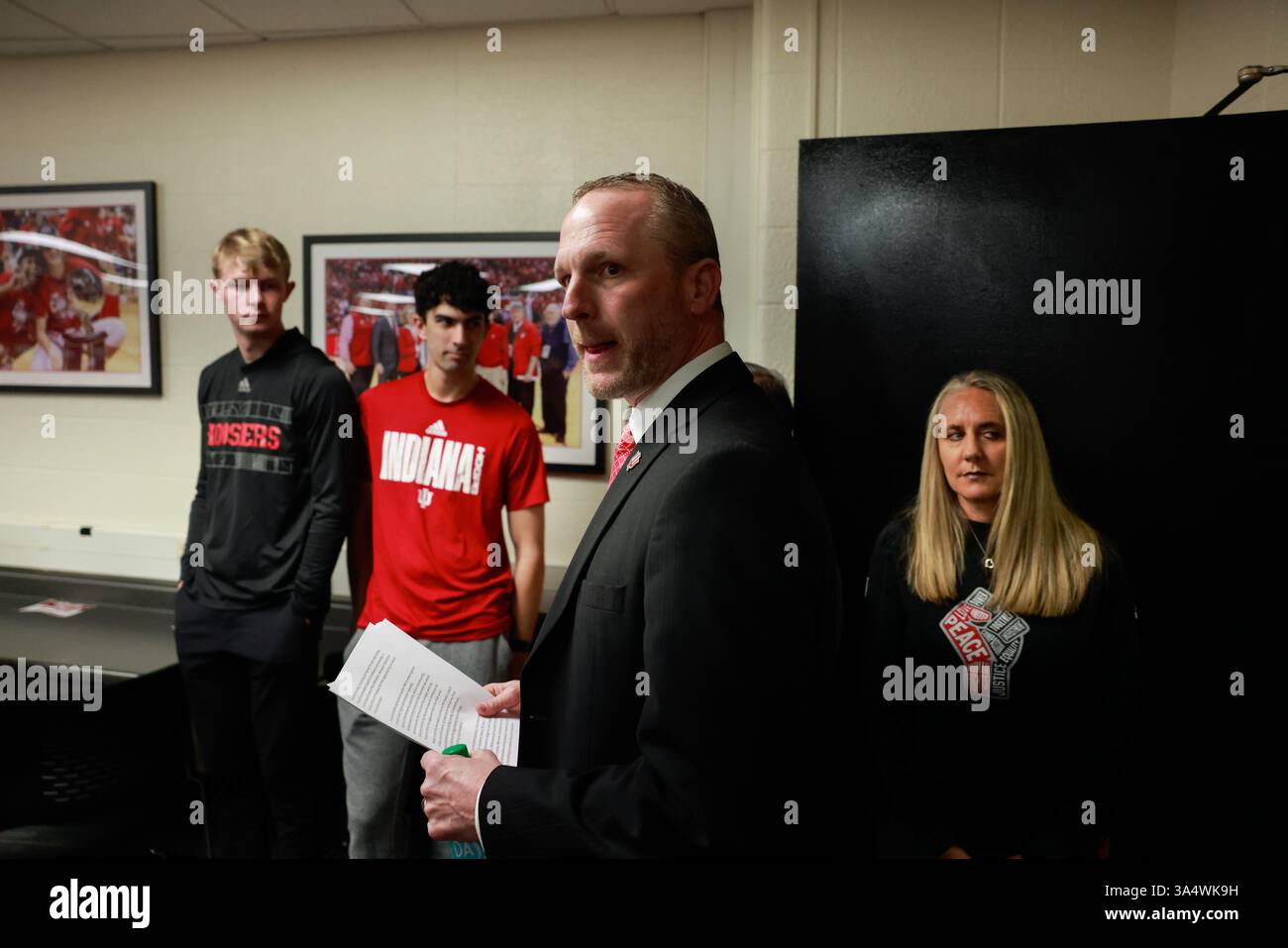 Indiana University Basketball coach Darian DeVries, who was hired this ...