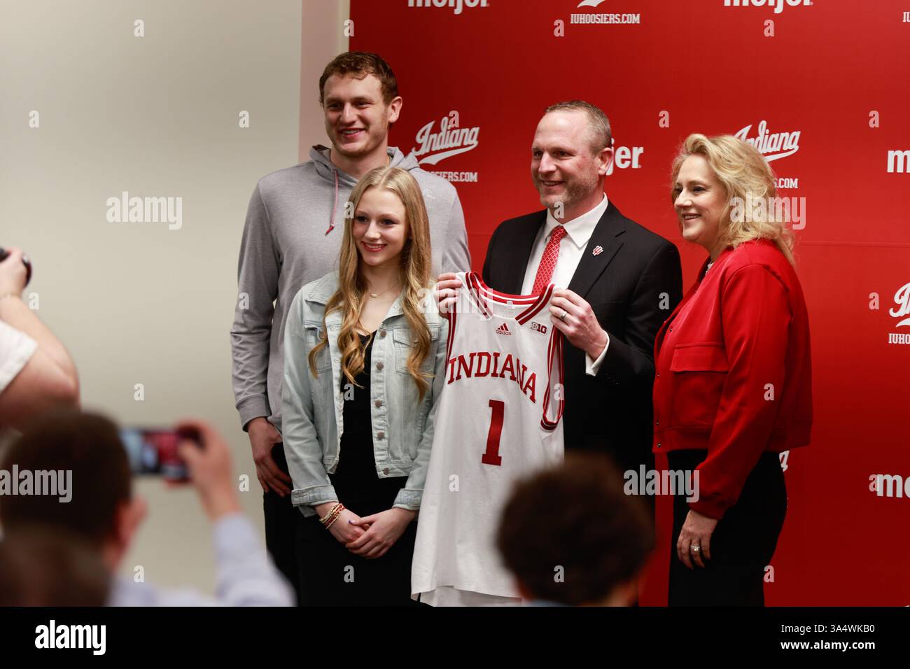 Indiana University Basketball coach Darian DeVries who was hired this ...