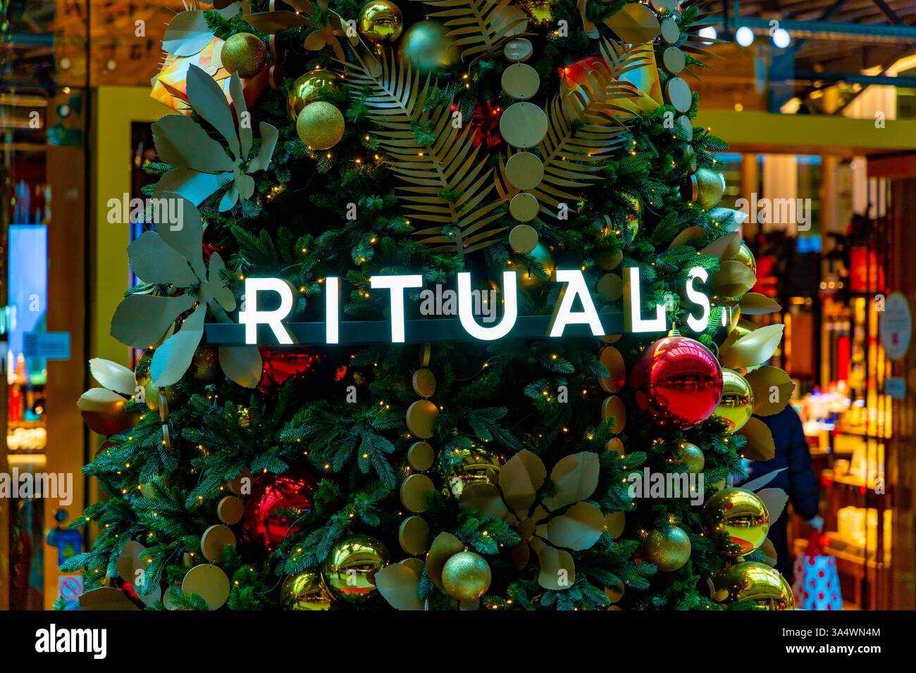 Rituals logo in a Christmas tree at the giftshop at Schiphol airport ...