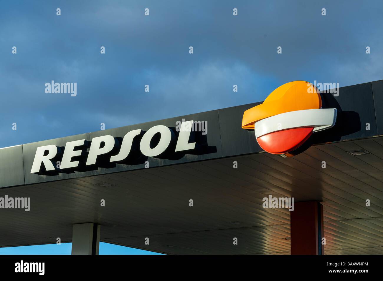 Oil shop gas station hi-res stock photography and images - Alamy
