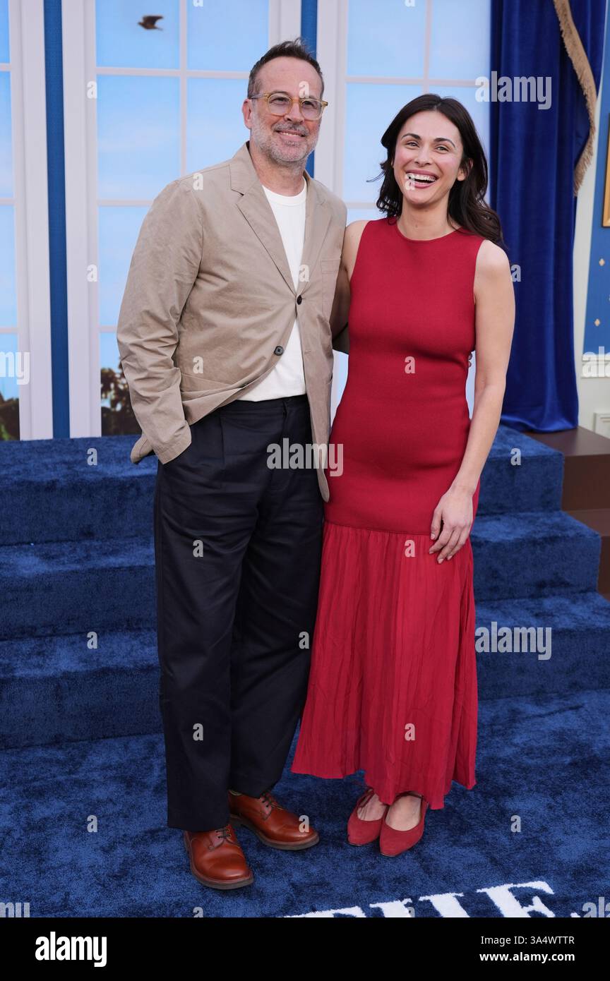 Jason Lee and his wife Ceren Alkac pose together at the premiere of the ...