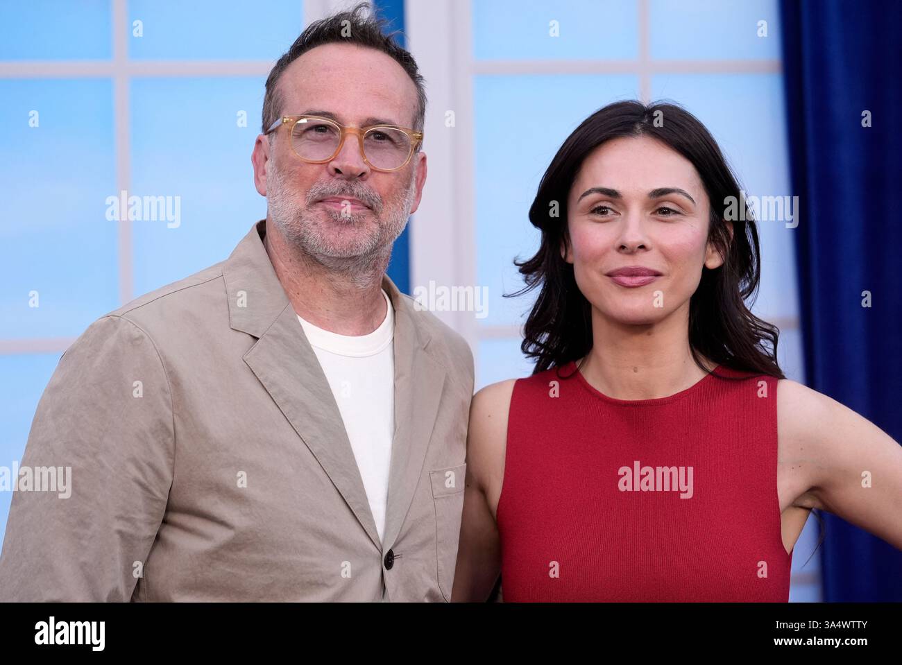 Jason Lee and his wife Ceren Alkac pose together at the premiere of the ...