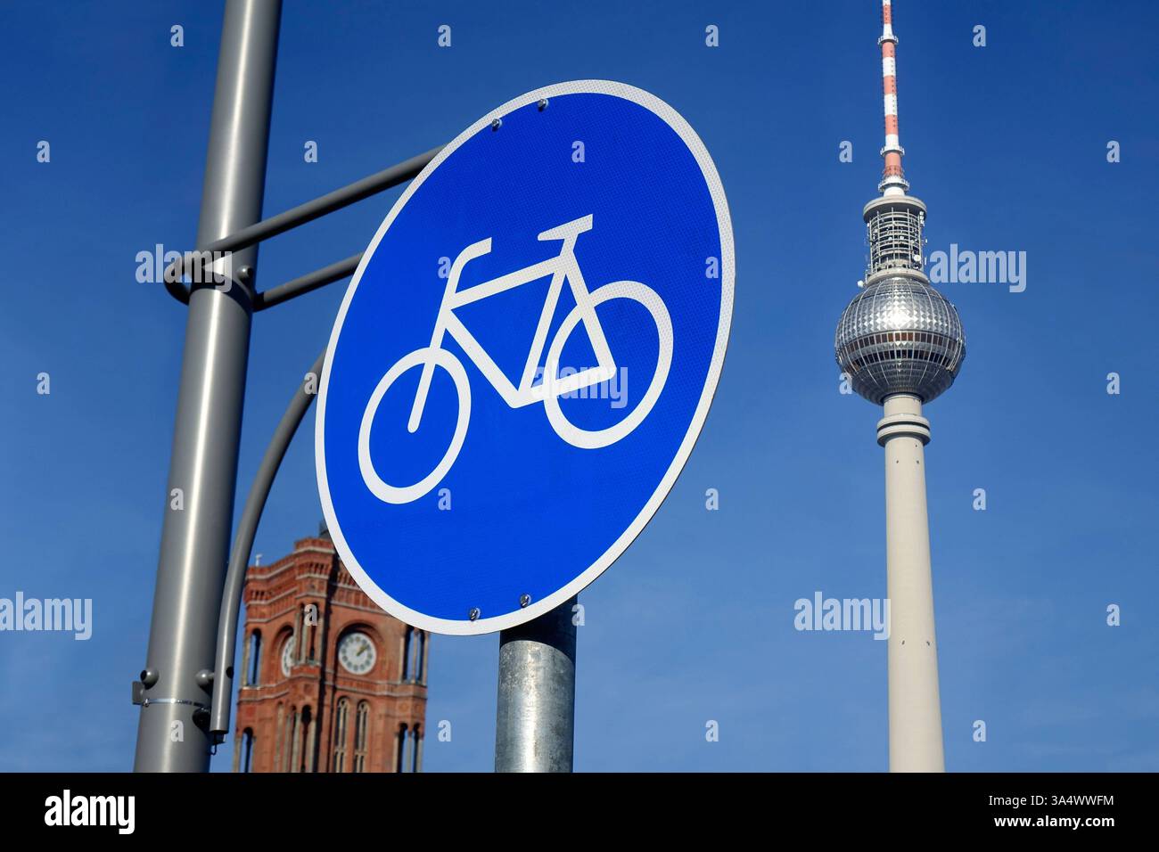 Fernsehturm und Verkehrszeichen Radweg Fernsehturm und Verkehrszeichen ...