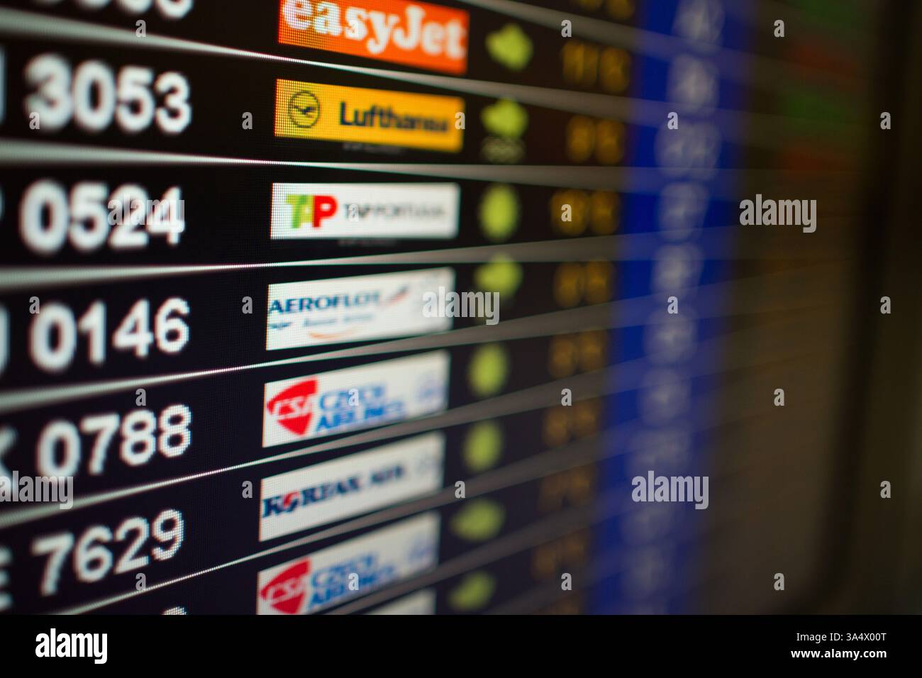Airport terminal arrival departure information hi-res stock photography ...