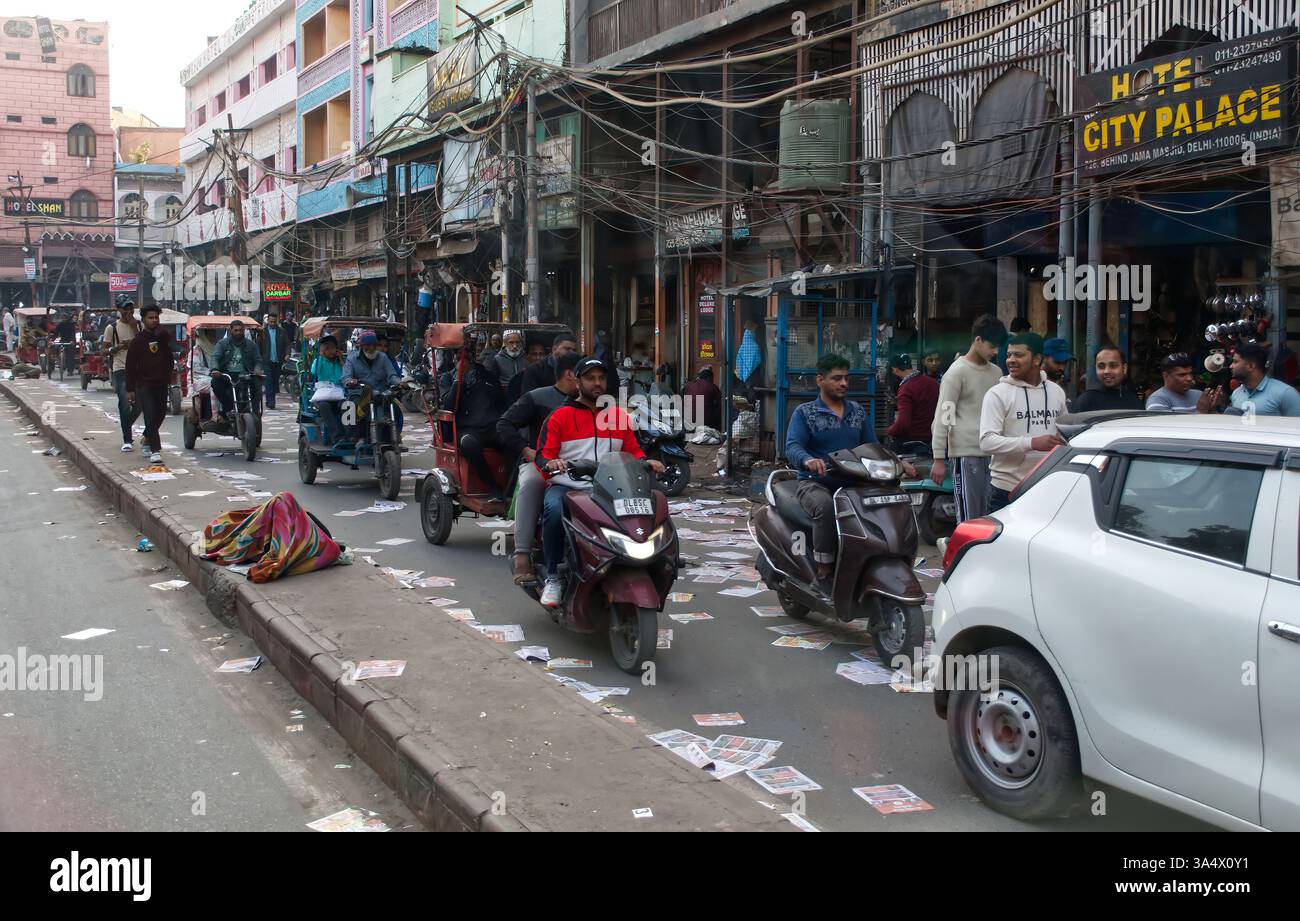 Busy Indian street scene with rickshaw and motorbikes. Dehli, India ...