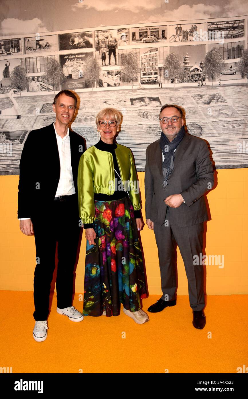 vor Beate Passow Kuenstlerin Bild- Magnus Mueller-Rischart, Inhaber Max ...