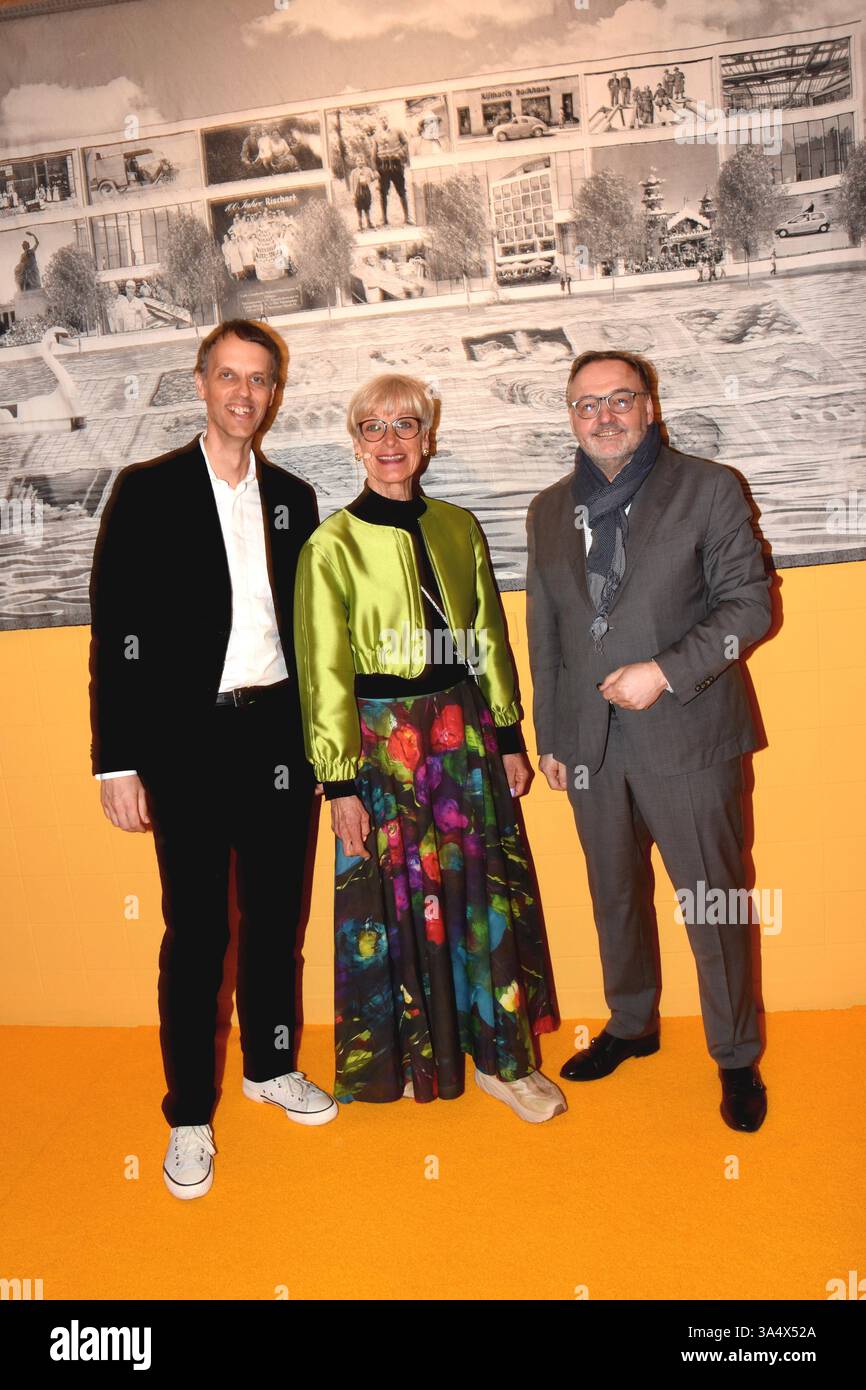 vor Beate Passow Kuenstlerin Bild- Magnus Mueller-Rischart, Inhaber Max ...