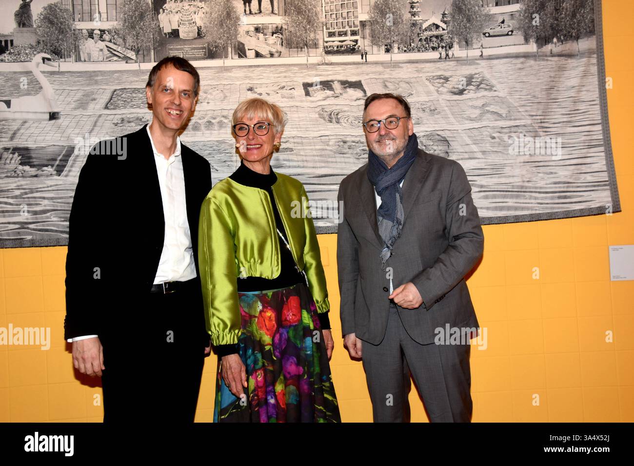 vor Beate Passow Kuenstlerin Bild- Magnus Mueller-Rischart, Inhaber Max ...