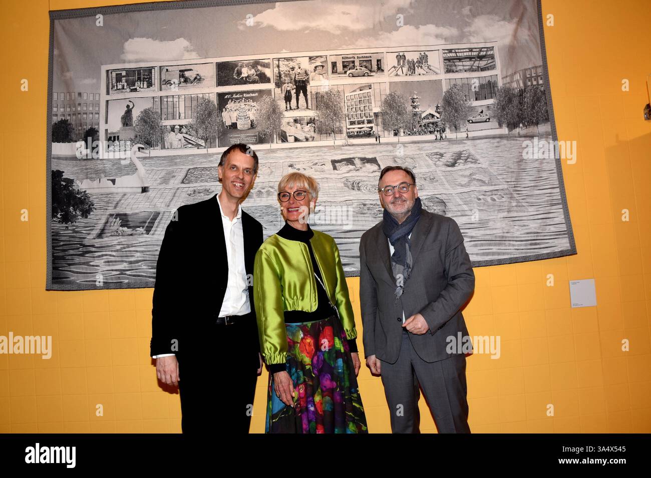 vor Beate Passow Kuenstlerin Bild- Magnus Mueller-Rischart, Inhaber Max ...