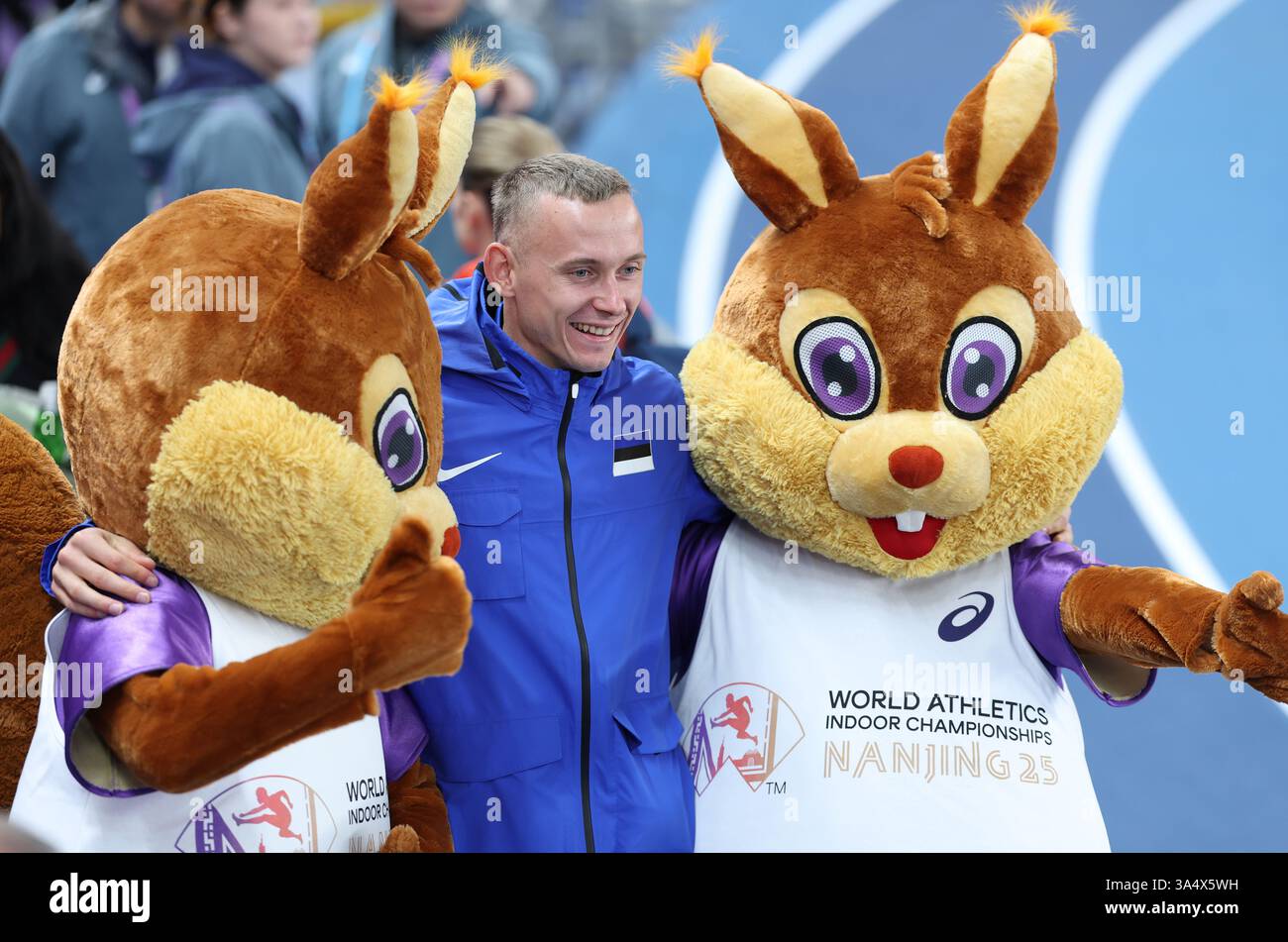 (250320) -- NANJING, March 20, 2025 (Xinhua) -- Johannes Erm (C) of ...