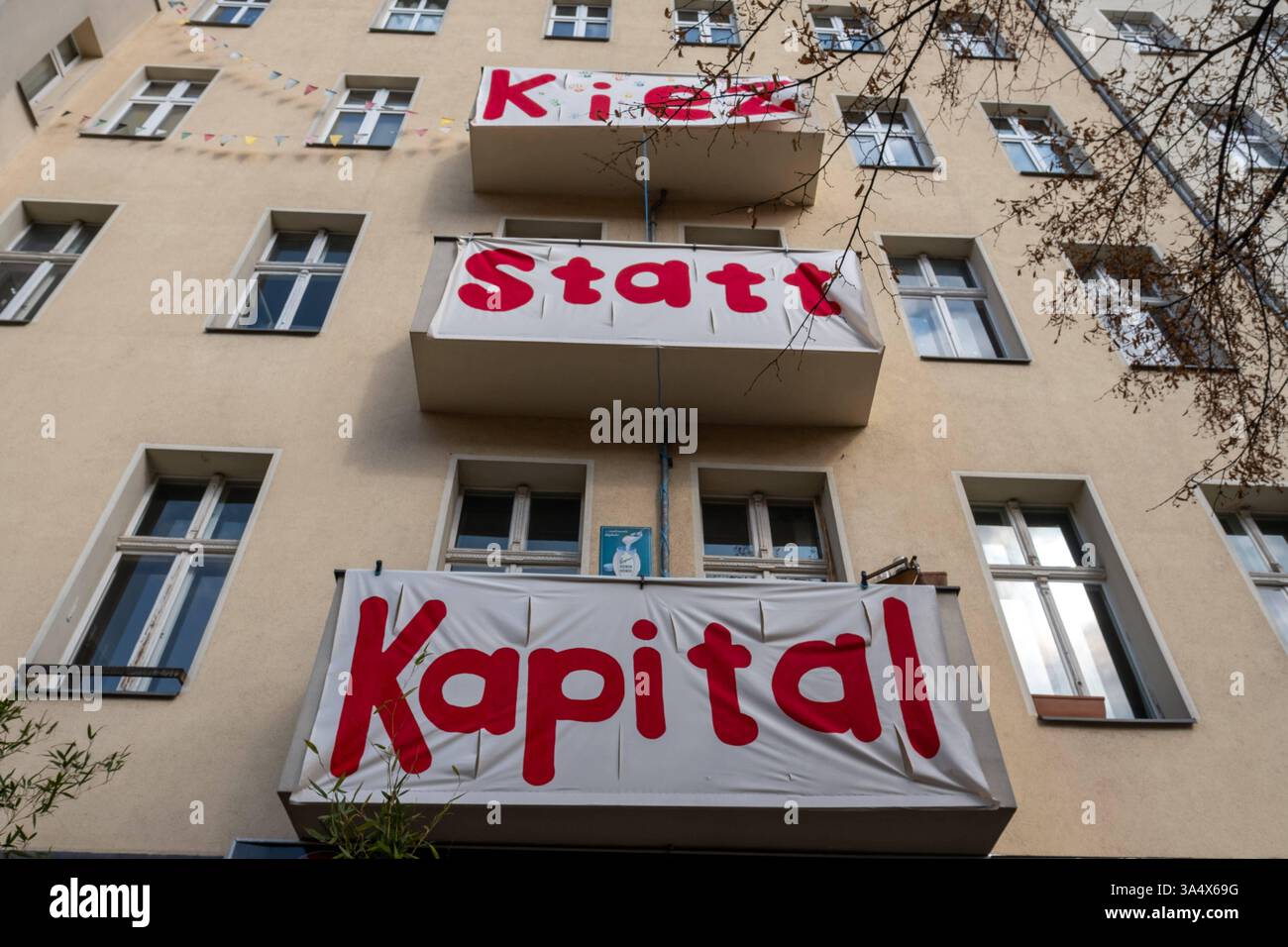 Kiez statt Kapital - Transparent an dem Wohnhaus in der Danziger Straße ...