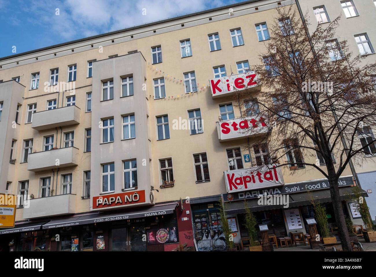 Kiez statt Kapital - Transparent an dem Wohnhaus in der Danziger Straße ...