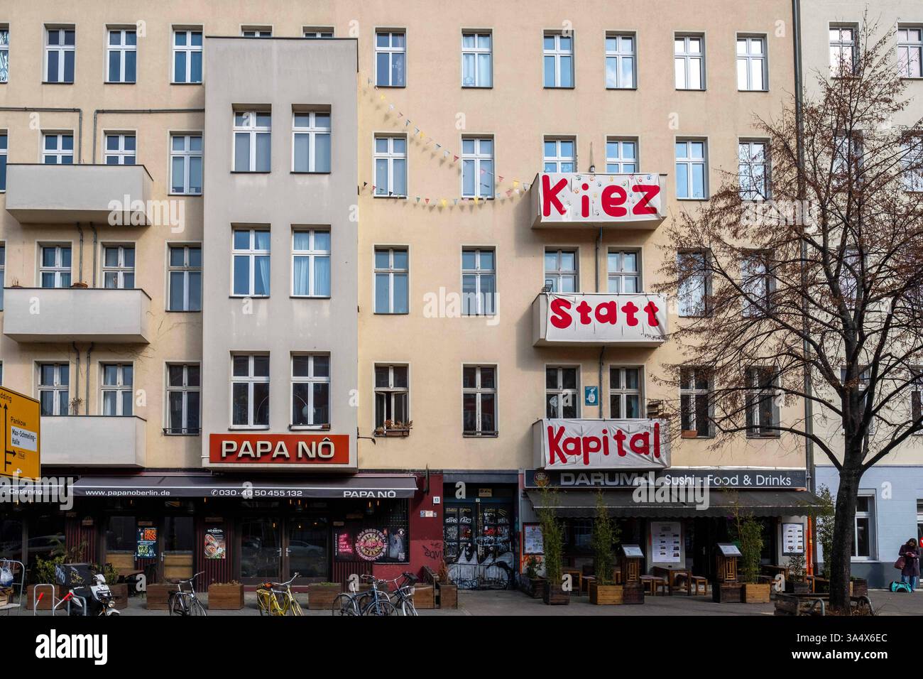 Kiez statt Kapital - Transparent an dem Wohnhaus in der Danziger Straße ...